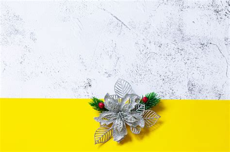 2021년 올해의 옐로우 와 얼티밋 그레이 컬러를 일루미네이션 겨울 휴가 배경 공간을 복사합니다 상단 보기 플랫 레이 0명에 대한 스톡 사진 및 기타 이미지 Istock