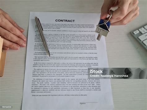 부동산 중개업자 집주인의 손이 주택 열쇠를 구매자 세입자에게 건네줍니다 계약서에 대한 스톡 사진 및 기타 이미지 계약서 성공 임차인 Istock