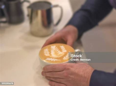 카페테리아에서 손을 Barist에 라 떼 아트와 함께 신선한 맛 있는 카페 라 떼 갈색에 대한 스톡 사진 및 기타 이미지