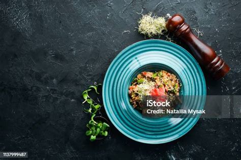 송아지와 야채를 가진 리조또 쌀 접시에 평면도 텍스트를 위한 여유 공간 소박한 스타일 0명에 대한 스톡 사진 및 기타 이미지 Istock