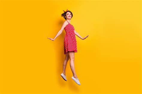 귀여운 예쁜 여자 점프의 전체 크기 사진은 봄 자유 시간을 즐길 수 좋은 모습 스커트 흰색 신발 밝은 색상 배경을 통해 고립 갈색 머리에 대한 스톡 사진 및 기타 이미지