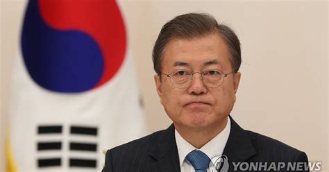 입 굳게 다문 문 대통령