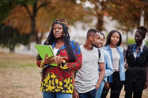 Fila De Estudiantes Universitarios Africanos Del Grupo Cinco Que Pasan Tiempo Juntos En El
