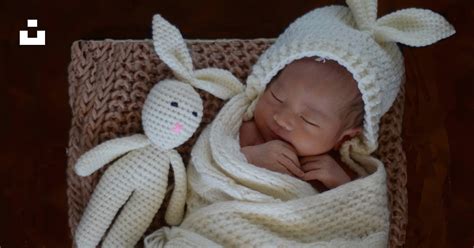 흰색 슬리퍼를 입은 아기 사진 Unsplash의 무료 아기 이미지