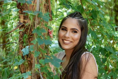 Linda Garota Morena Posando Em Fotos Na Natureza Foto Premium