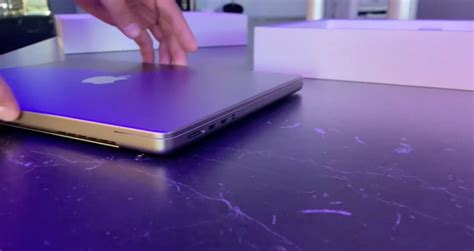 New Macbook Pro 14 Inch Unboxing Shows Slimmer Bezels — And The Notch