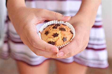 부 엉 초콜릿 칩 맛 있는 수 제 바닐라 머핀을 들고 여자의 근접 촬영 갈색에 대한 스톡 사진 및 기타 이미지 갈색 계피 달걀 Istock