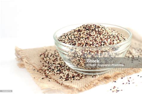 자루 직물과 흰색 배경에 유리 그릇에 혼합 된 건조 유기농 퀴노아 씨앗 더미 건강한 식품 성분 또는 농산물 개념 3가지 개체에 대한 스톡 사진 및 기타 이미지 Istock