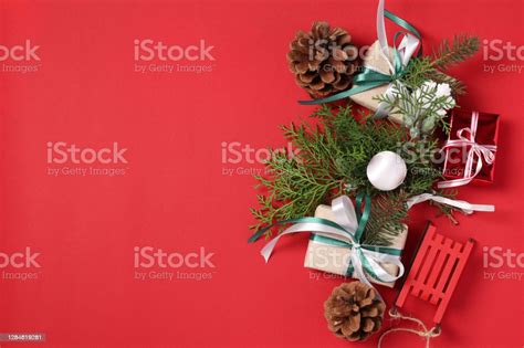 휴일 선물과 빨간색 배경에 장식의 크리스마스 구성 권투의 날 인사말 카드 새해 복 많이 받으세요 플랫 레이 복사 공간 복싱 데이에 대한 스톡 사진 및 기타 이미지 Istock