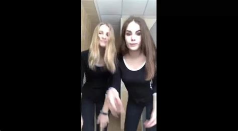 Сочные школьницы танцуют и показывают попки туалете перископ periscope