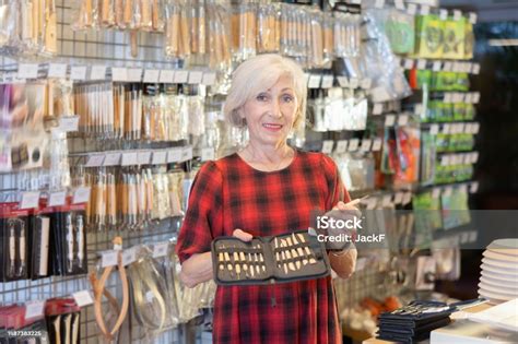 노인 여성은 점토로 작업하고 매장에서 점토 제품을 만들기 위한 도구를 선택합니다 65 69세에 대한 스톡 사진 및 기타 이미지 65 69세 고객 공예 Istock