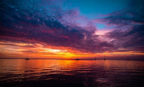 Premium Photo Bright Sunset With Large Yellow Sun Under The Sea