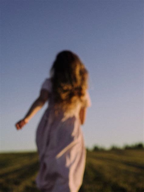 девушка бежит по полю Драматическая фотография Профессиональные