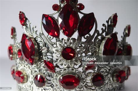 흰색 배경 수제 사용자 정의 개별적으로 공주 보석에 크라운 전경 여자를위한 아름 답게 유행 붉은 돌이 있는 로얄 크라운 클로즈업