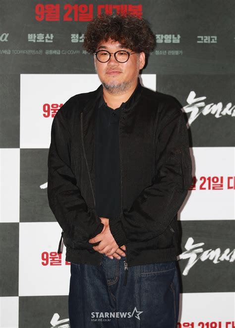 포즈 취하는 늑대사냥 김홍선 감독[★포토]