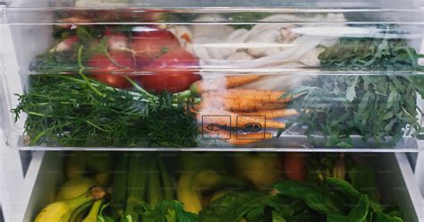 냉장고에 제로 웨이스트 식료품 냉장고의 열린 서랍에 신선한 야채 플라스틱 무료 당근 토마토 버섯 바나나 샐러드 셀러리 사과 제로 폐기물 쇼핑 식료품 배달