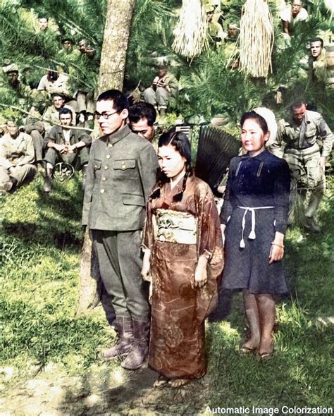 1945年4月，戦時下の沖縄で撮影された写真。捕虜になった日本兵と，従軍看護師の結婚式。 Alcyon Japanese Artwork