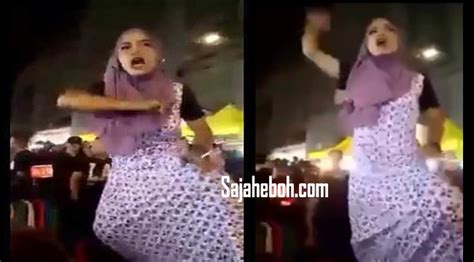 Memang Kreatif Cara Awek Ini Buat Untuk Menarik Perhatian Pelanggan