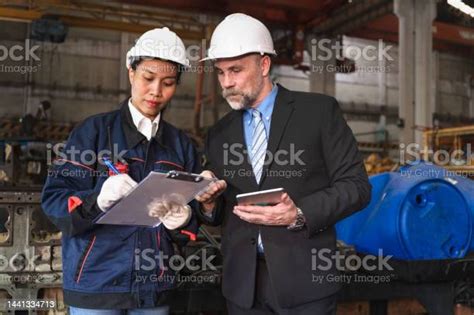 공장 예비품에서 여분을 가진 아시아 엔지니어 여성과 함께 일하는 백인 엔지니어 관리자 2명에 대한 스톡 사진 및 기타 이미지 2명 40 44세 55 59세 Istock
