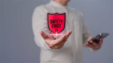 손에 안전 배너 기호를 보여주는 사업가 작업장 위험의 개념 위험 감시 안전 제일 기호 무사고 작업 직장에서의 근로자 안전 의식 가르에 대한 스톡 사진 및 기타 이미지