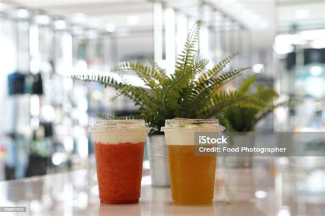 딸기 스무디와 아이스 우롱차 배경 흐리게에 크림 치즈 거품의 레이어와 플라스틱 유리 0명에 대한 스톡 사진 및 기타 이미지 Istock