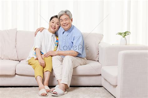 사랑하는 노인 커플 실내 이미지입니다 사진 무료 다운로드 Lovepik