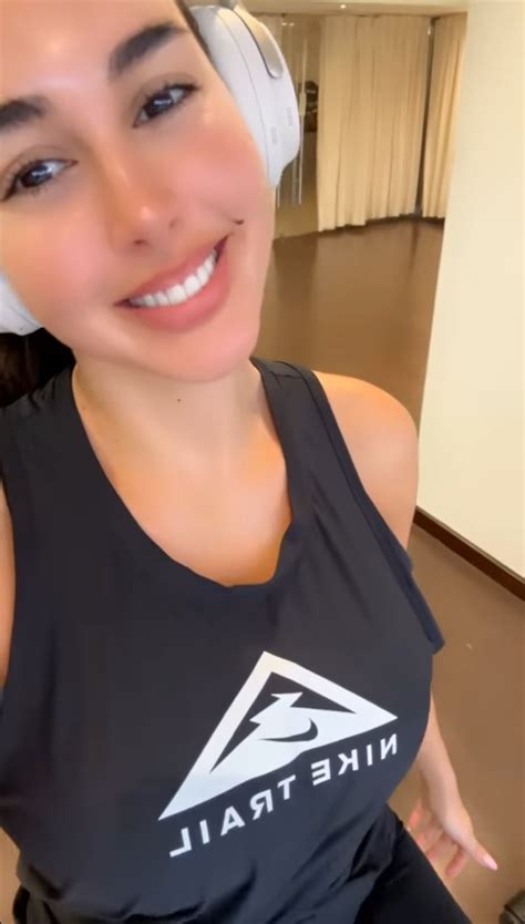 في الجيم ياسمين صبري تستعرض رشاقتها بملابس رياضية لافتة