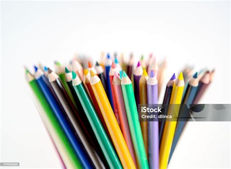 날카로운 색연필을 클로즈업합니다 중심을 둘러싼 흐린 영역이 있는 얕은 피사계 심도입니다 여러 가지 빛깔의 아트는 이미지를 제공합니다 0명에 대한 스톡 사진 및 기타 이미지