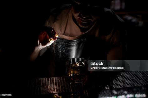 어둠 속에서 오렌지 제스트 주스와 갈색 알코올 음료에 살포 바텐더 각얼음에 대한 스톡 사진 및 기타 이미지 각얼음 갈색 강철 Istock