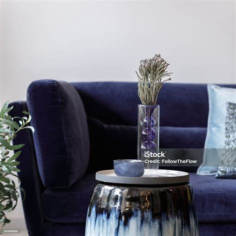 블루 벨벳 소파가 있는 세련되고 현대적인 거실 인테리어로 디자인 홈 장식으로 그림을 모의 모델하우스 내부에 대한 스톡 사진 및