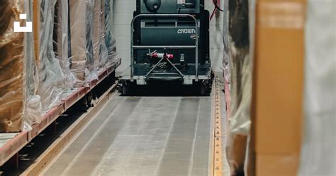 많은 상자와 팔레트로 가득 찬 창고 사진 Unsplash의 무료 지게차 이미지