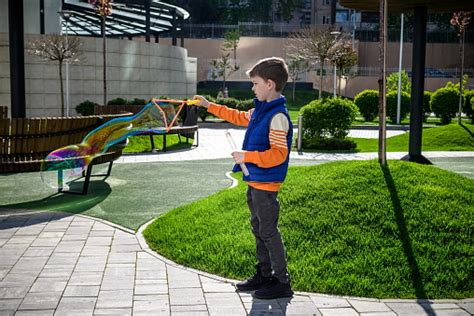 비누 거품을 불고있는 아이 소년 놀이 자연에 거품을 불어 넣는 아이 해질녘의 아기 태양 광선 10 11세에 대한 스톡 사진 및 기타 이미지 Istock