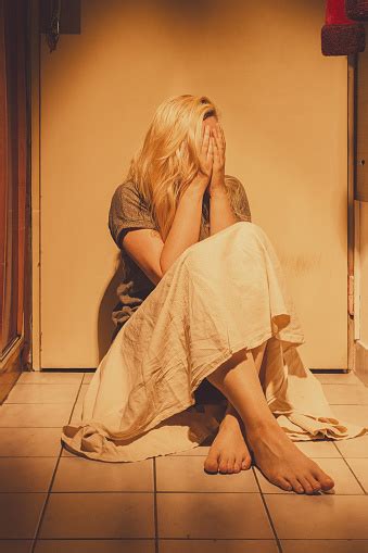 슬픈 우울 하 고 외로운 여자는 바닥에 앉아 타일 스커트 맨발에 울음에 대한 스톡 사진 및 기타 이미지 울음 가정 생활 가정의 방 Istock