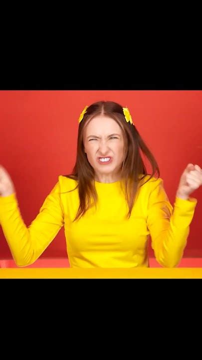 그녀는 상자와 함께 넘어졌다 Youtube