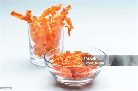 부드러운 파란색 배경에 홈메이드 건강 한 당근 칩과 투명 한 그릇과 유리 감자 칩에 대한 스톡 사진 및 기타 이미지 감자 칩 건강한 식생활 경도 Istock