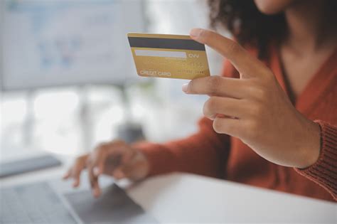 신용 카드와 스마트 폰을 들고있는 여성 손 온라인으로 지불하는 젊은 여성 은행 서비스 사용 정보 입력 쇼핑 인터넷 상점에서 주문 안전한 지불 수행 0명에 대한 스톡 사진 및