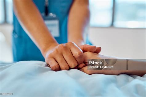 ベッドで患者の手を握る看護師の手の接写 クローズアップのストックフォトや画像を多数ご用意 クローズアップ 患者 病院 Istock