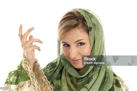젊은 아랍인 면사포 가진 여자 클로즈업 인물 사진 흰색 바탕에 그림자와 가리기에 대한 스톡 사진 및 기타 이미지 가리기 기도하기 마스크 Istock