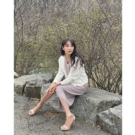 출장차 한국에 왔다가 친언니의 제안으로 모델이 된 여배우의 미니멀 패션 패션연구소