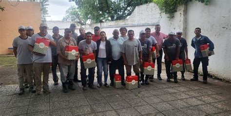 Utta Asiste A Los Trabajadores Del Turf Con Una Caja Navide A Para Las