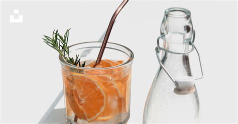 투명한 유리 병에 오렌지 주스 옆에 있는 투명한 유리병 사진 Unsplash의 무료 오렌지 이미지