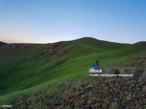 실리호트 내몽골 의 실린호트의 녹색 언덕에 돌에 앉아있는 남자가 일몰을 즐긴다 그는 카우보이 모자를 쓰고 있다 25 29세에 대한 스톡 사진 및 기타 이미지 Istock