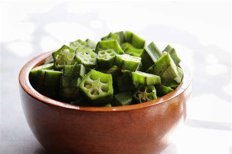 힌디어 튀김 신선한 생 오크라 조각을 나무 그릇에 담아 재배합니다 다진 레이디 핑거 또는 오크라를 닫습니다 공간을 복사합니다 야채를 자르십시오 녹색 건강한 채소 0명에 대한