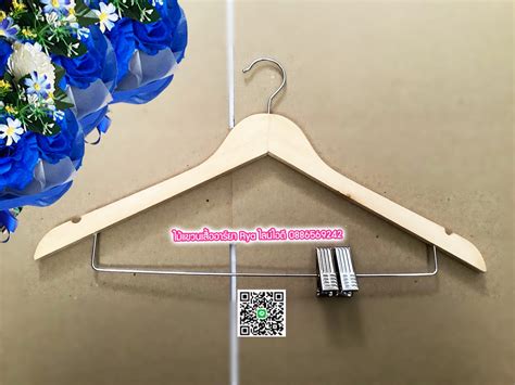 ไม้แขวนหนีบไม้แท้มีคลิปหนีบเข้าชุด ตะขอเหล็กหมุนได้ เคลือบเงาสวยๆ กว้าง 18 นิ้ว แขวนโชว์เสื้อสวย