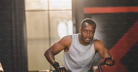 스포츠 체육관에서 운동하는 강한 운동 선수 백인 남자 현대 피트니스 스튜디오에서 운동 운동 훈련 몸 근육에 적합 하 고 날씬한 무거운 보디 빌딩 및 건강한 라이프