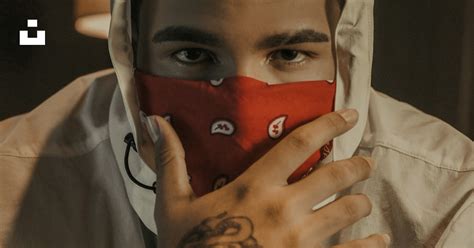 빨간색과 흰색 얼굴 마스크로 얼굴을 덮는 흰색 히잡을 쓴 여자 사진 Unsplash의 무료 초상 이미지