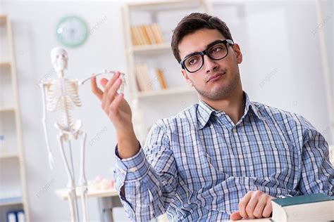 طالب طب يدرس في الفصل صورة الخلفية والصورة للتنزيل المجاني Pngtree