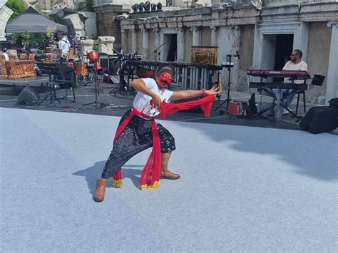 Индонезия показва традиционни танци музика и мода в спектакъл на Античния театър Plovdivtime Bg