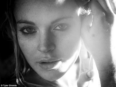 Lindsay Lohan Wields Knife While Covered In Blood In Never Before Seen Photos Daily Mail Online