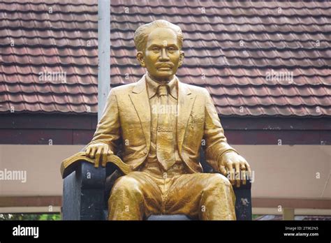 The Monument Of Dr Sutomo Also Called Soetomo Atau Soebroto He Is One Indonesian Heroes From